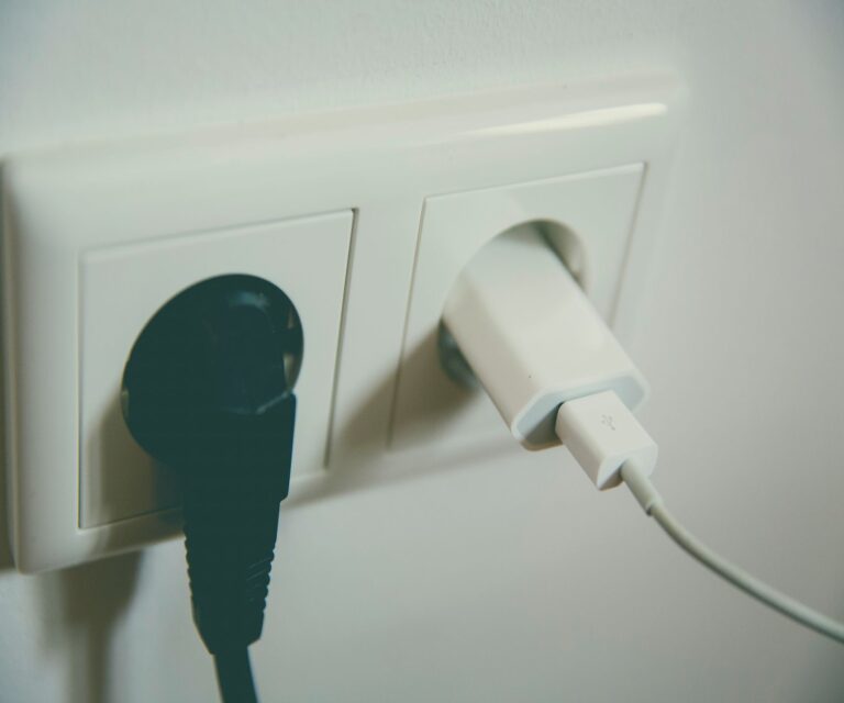 Here is why using the wrong charger can ruin your phone. (Explained ...